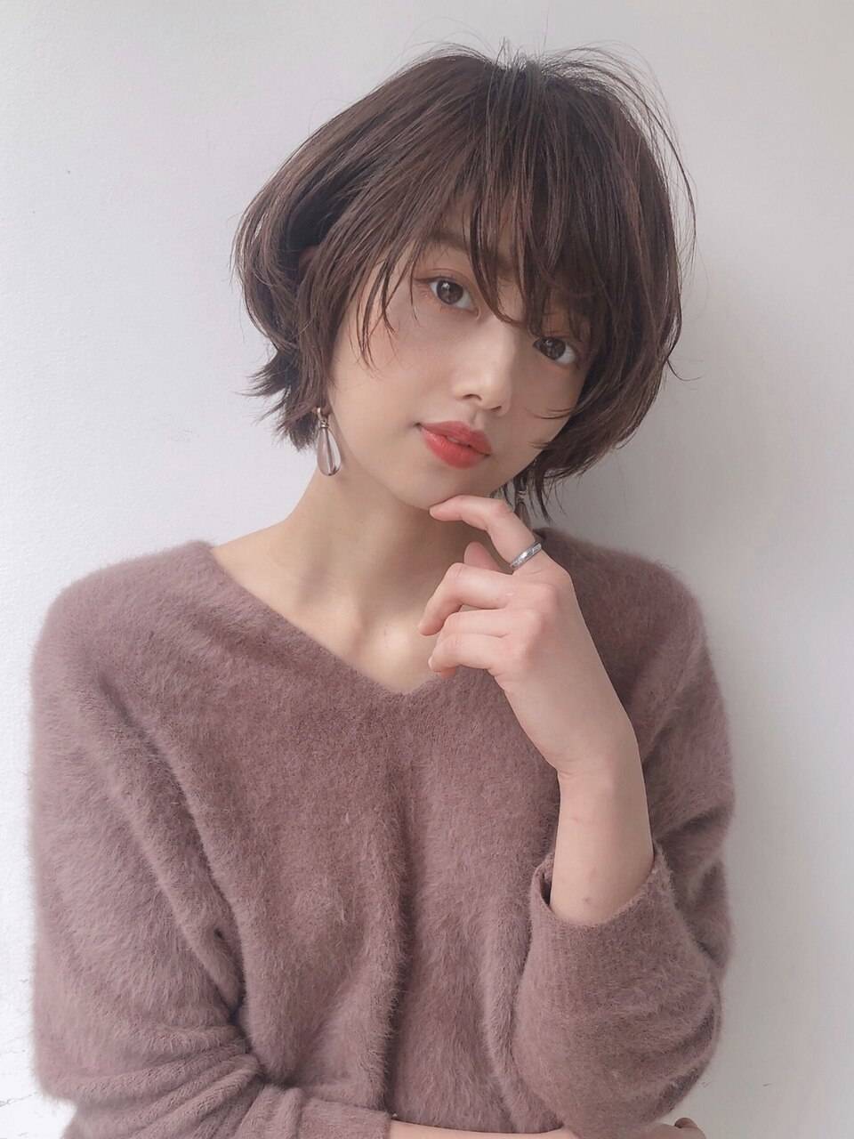 顔 の 大きい 人 に 似合う 髪型 顔が大きくても似合うショート Zcfght