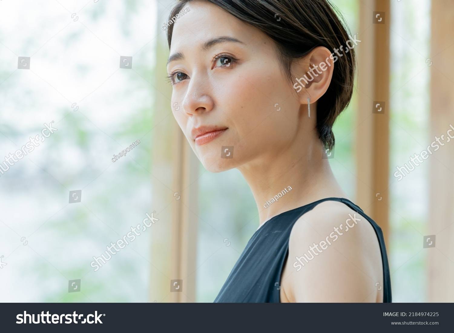 顔タイプ「クールカジュアル」に似合うウェディングドレスおすすめ10選 | 4MEEE