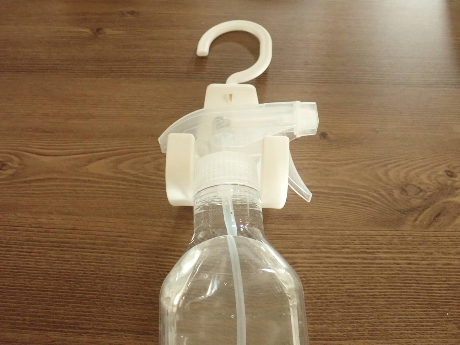 【ダイソー】スプレーホルダーとは？おしゃれで可愛い100均アイテム | 4MEEE