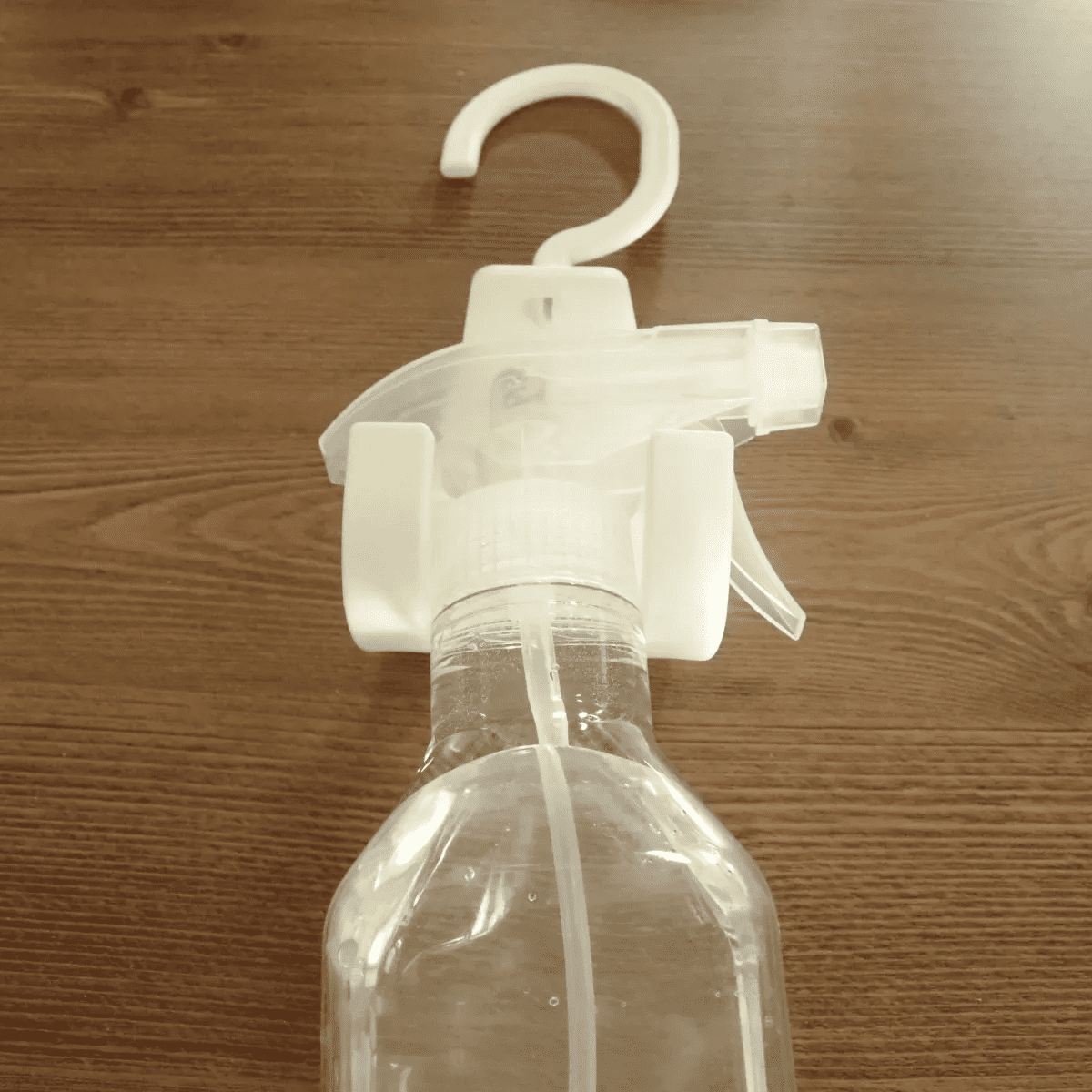 【ダイソー】スプレーホルダーとは？おしゃれで可愛い100均アイテム | 4MEEE