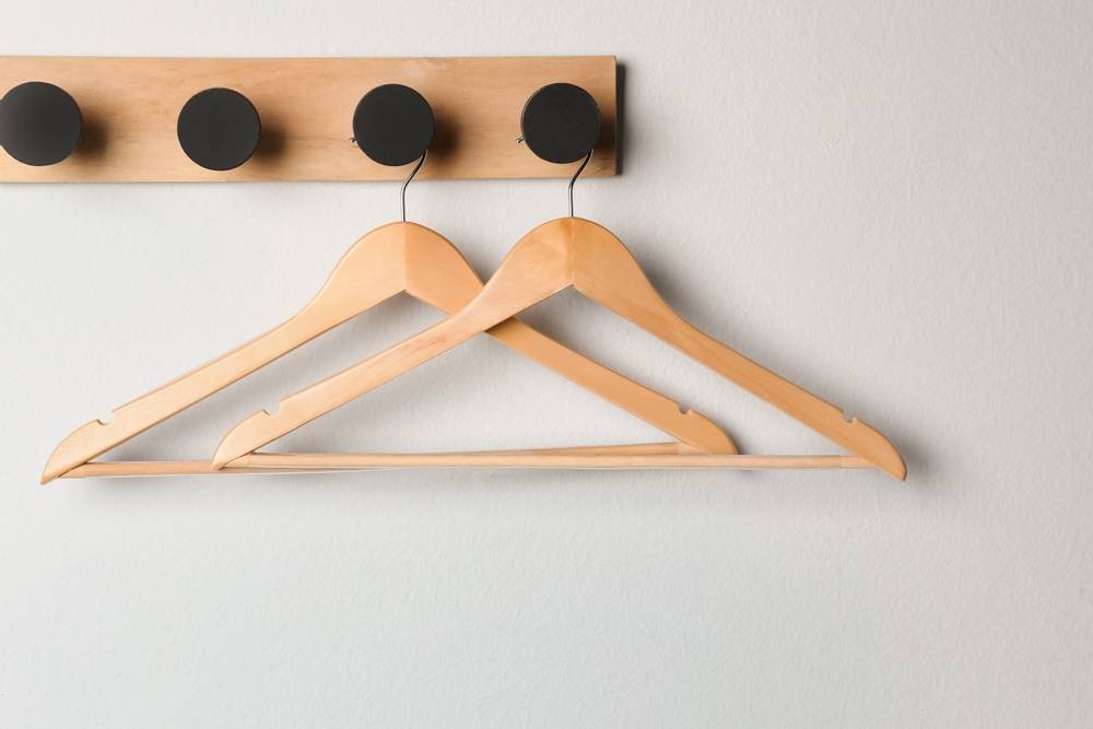 【ダイソー】車の中でも掛けれるハンガーとは？100均おすすめアイテム | 4MEEE