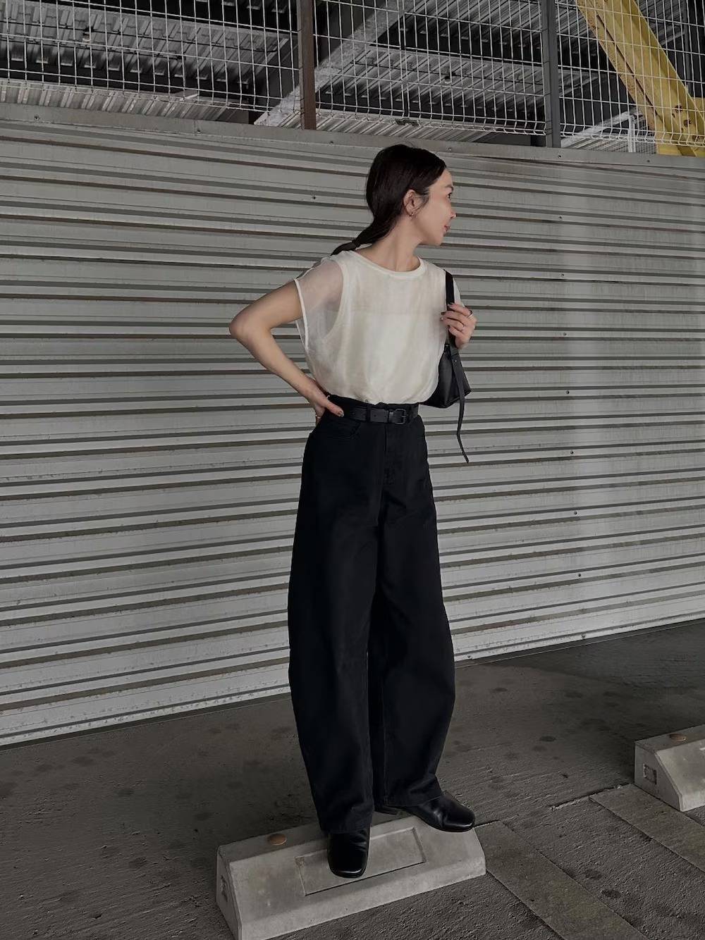 2025年7月】黒パンツは、こう着て……！最高に垢抜ける夏コーデ5選」の画像一覧 | 4MEEE