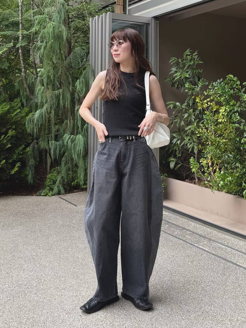 2025年7月】黒パンツは、こう着て……！最高に垢抜ける夏コーデ5選」の画像一覧 | 4MEEE