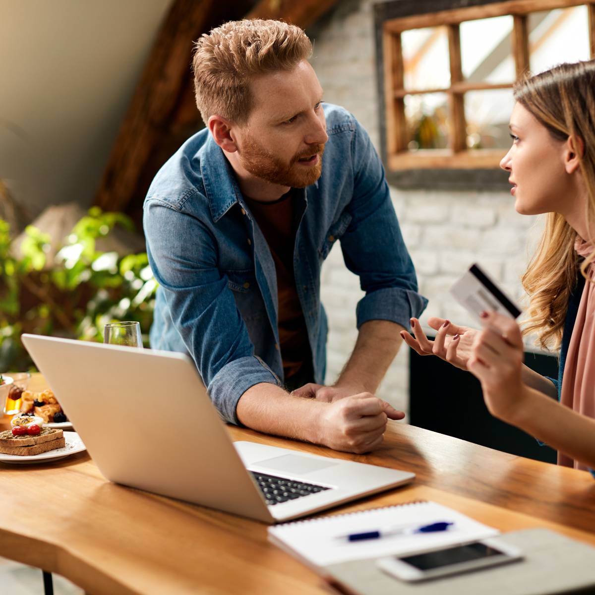 関わるとむっちゃ危険です……。束縛する40代50代男性の特徴5選 | 4MEEE