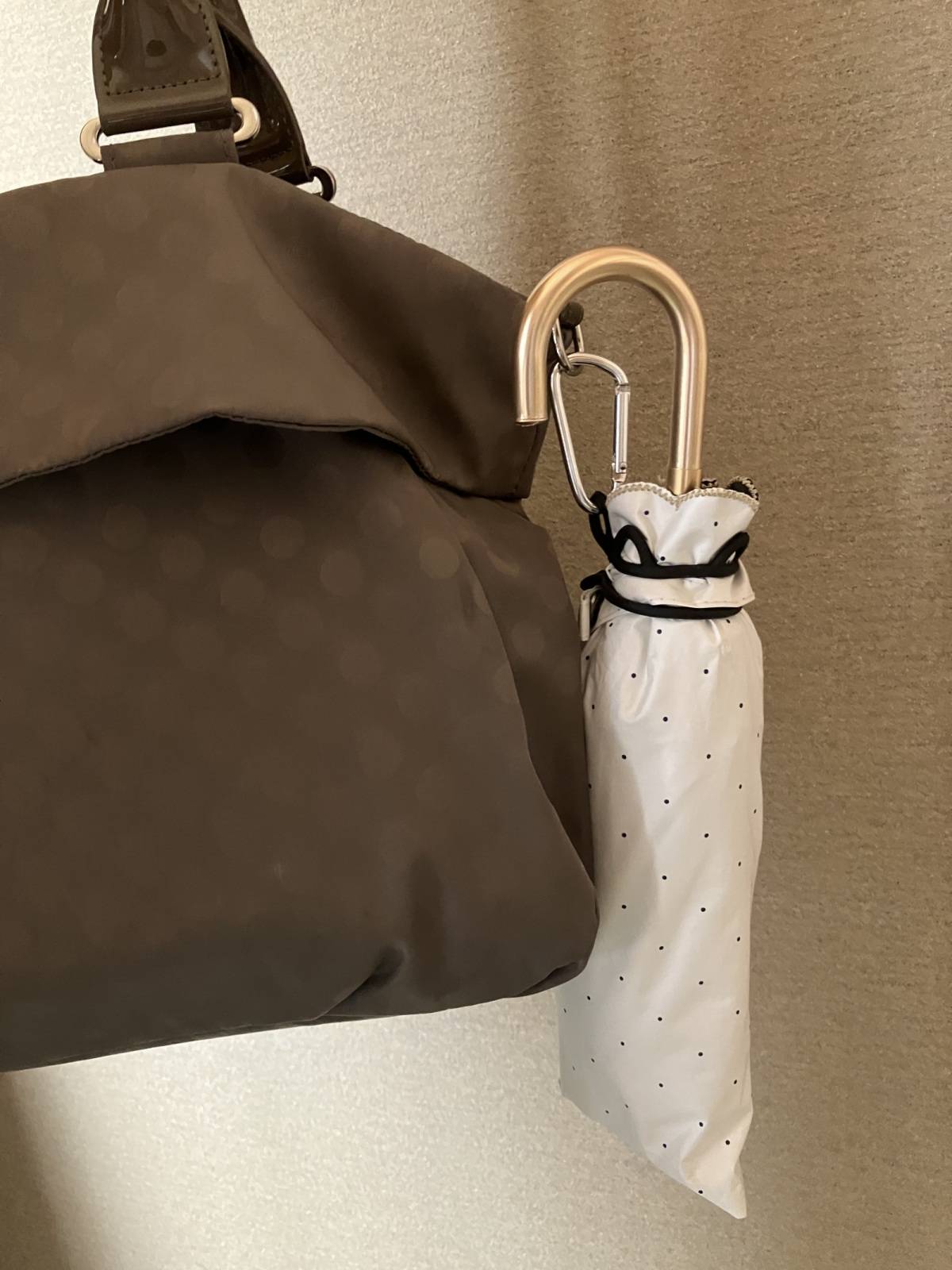 【セリア】日傘ホルダーねこ型カラビナ付きとは？100均おすすめアイテム | 4MEEE