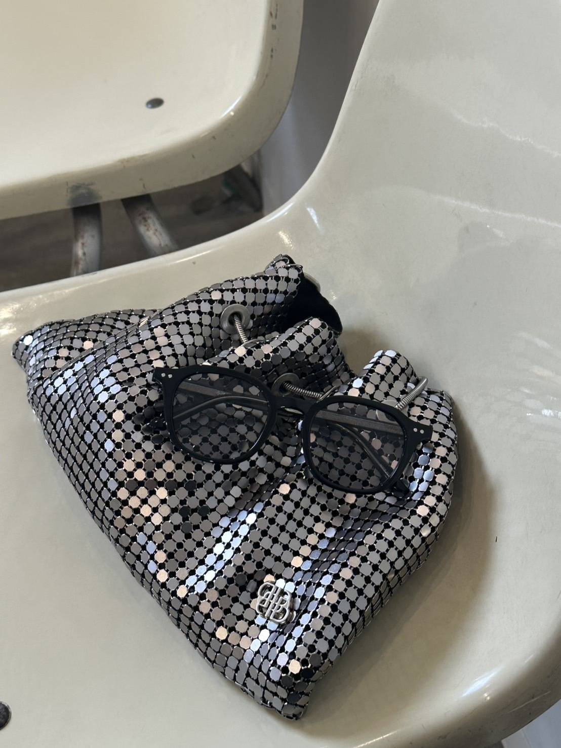 一瞬で心を奪う存在感！コーデがぐんと格上げする「BIGOTRE」の大人バッグ | 4MEEE