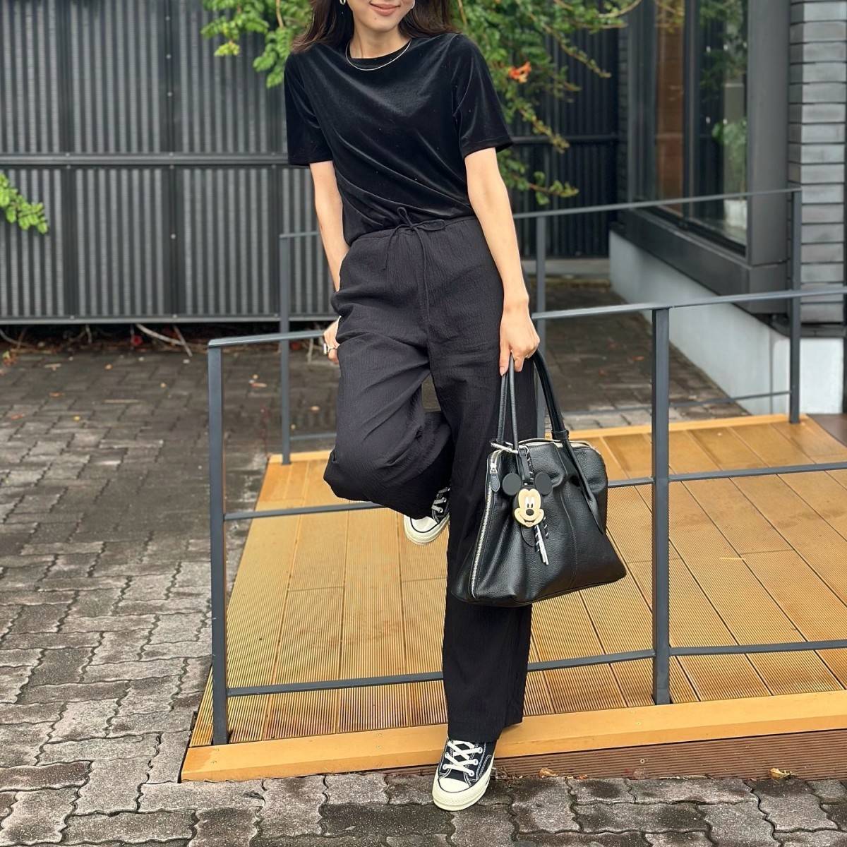 【2025年10月】とんでもなくいい女見え……。大人向けスニーカーコーデ5選 | 4MEEE