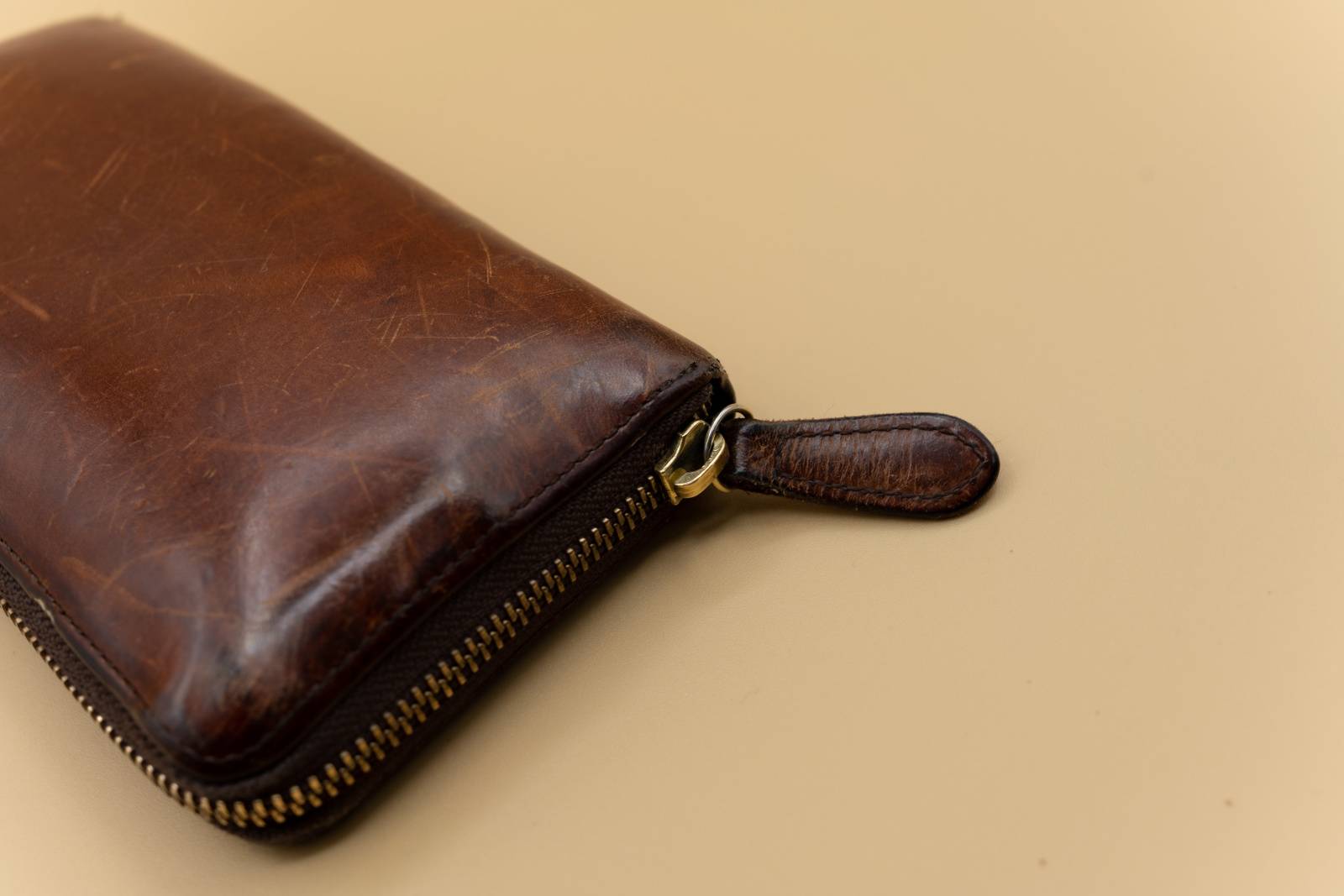 実は風水的にNGです……。健康運がみるみるダウンする財布の特徴5選 | 4MEEE