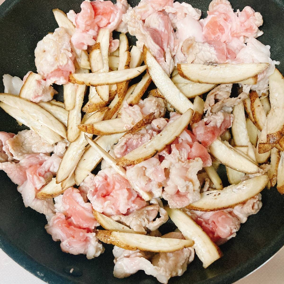 こりゃ大当たりだわ……。皮ごと食べられる「ごぼう」の超簡単レシピ | 4MEEE