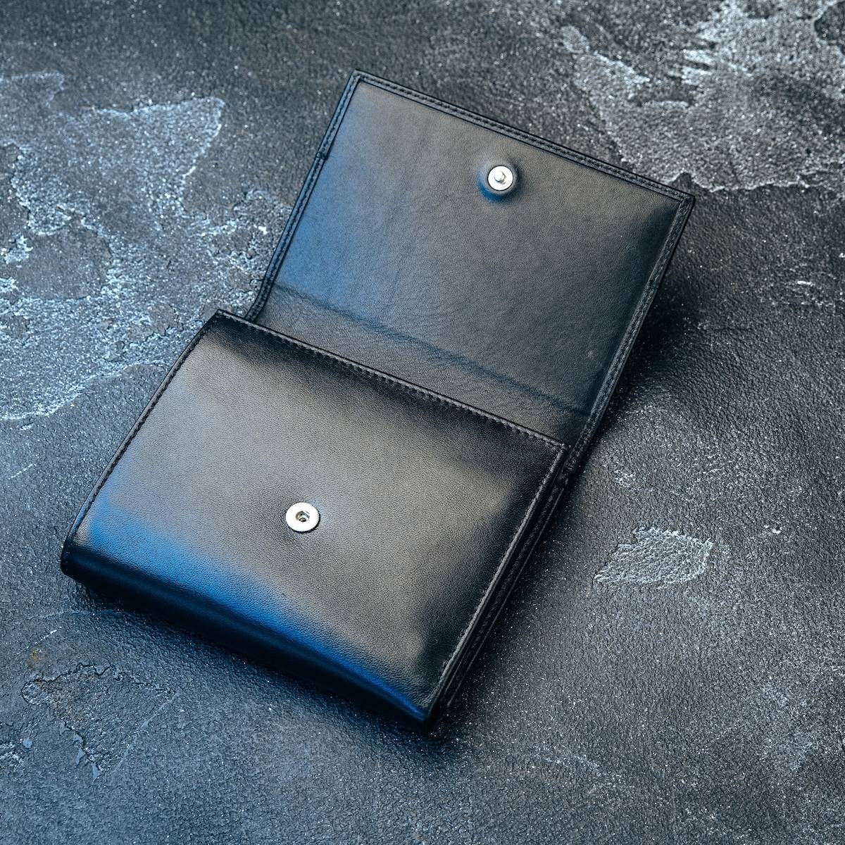 実は風水的にNGです……。健康運がみるみるダウンする財布の特徴5選 | 4MEEE