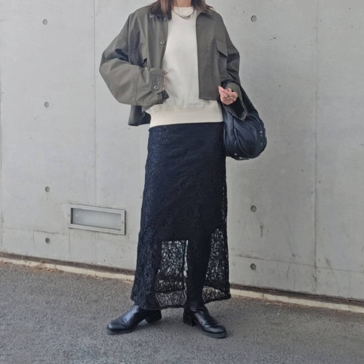 【2025年10月】こう着ると垢抜ける……！秋の黒スカートコーデ5選 | 4MEEE