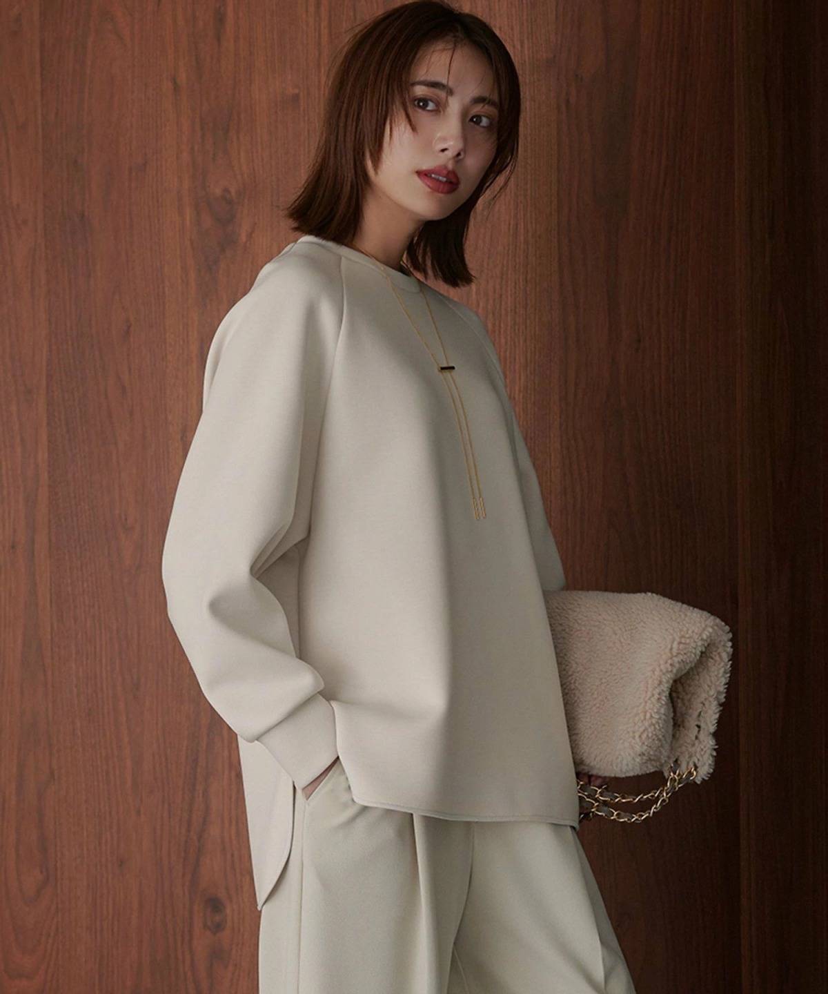 着るだけでスタイルカバー！体型を拾わないトップス5選〜2025晩秋〜 | 4MEEE