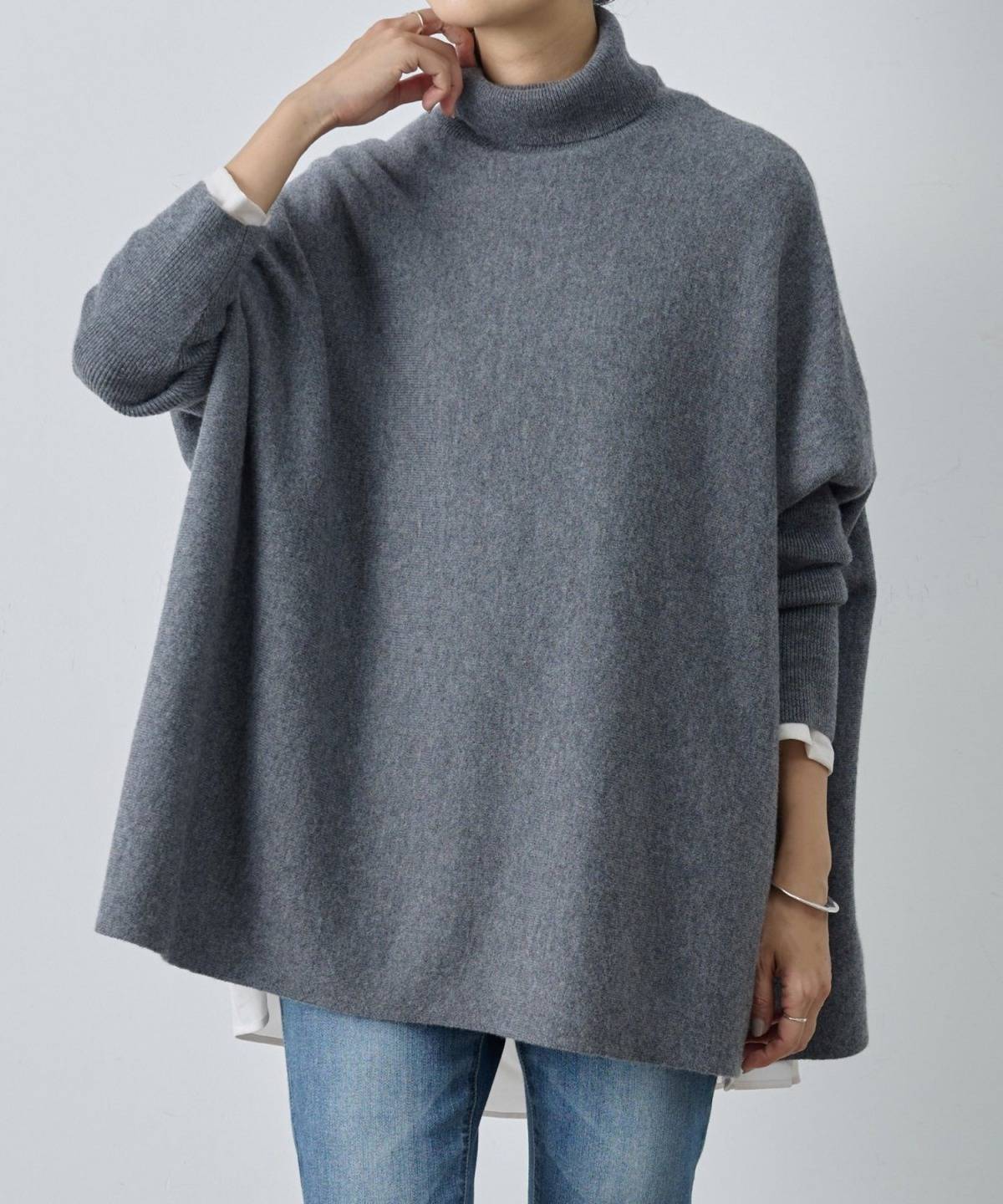 着るだけでスタイルカバー！体型を拾わないトップス5選〜2025晩秋〜 | 4MEEE