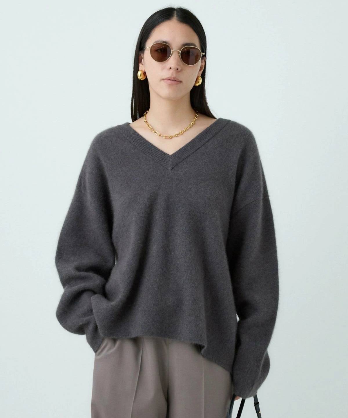 着るだけでスタイルカバー！体型を拾わないトップス5選〜2025晩秋〜 | 4MEEE