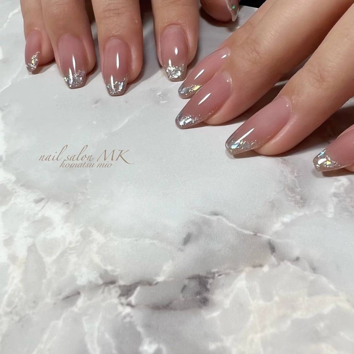 【2025年初冬】今っぽい指先にアップデート。いい女見えするネイル5選 | 4MEEE