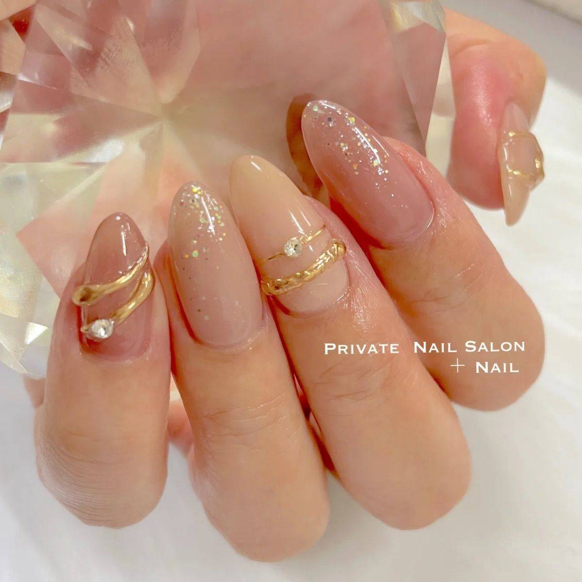 【2025年初冬】今っぽい指先にアップデート。いい女見えするネイル5選 | 4MEEE