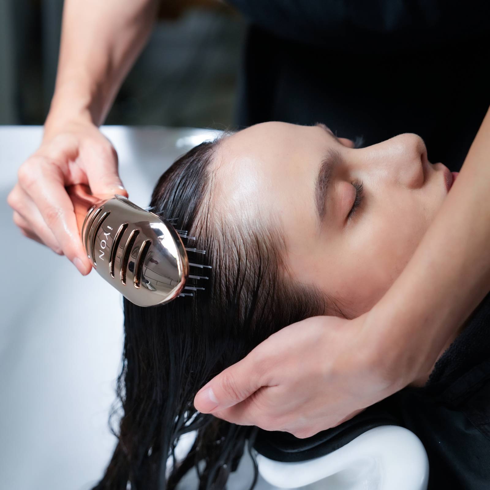 カリスマ美容師・エザキヨシタカ氏監修！新商品「iYON イオントリートメントブラシ」発売 | 4MEEE