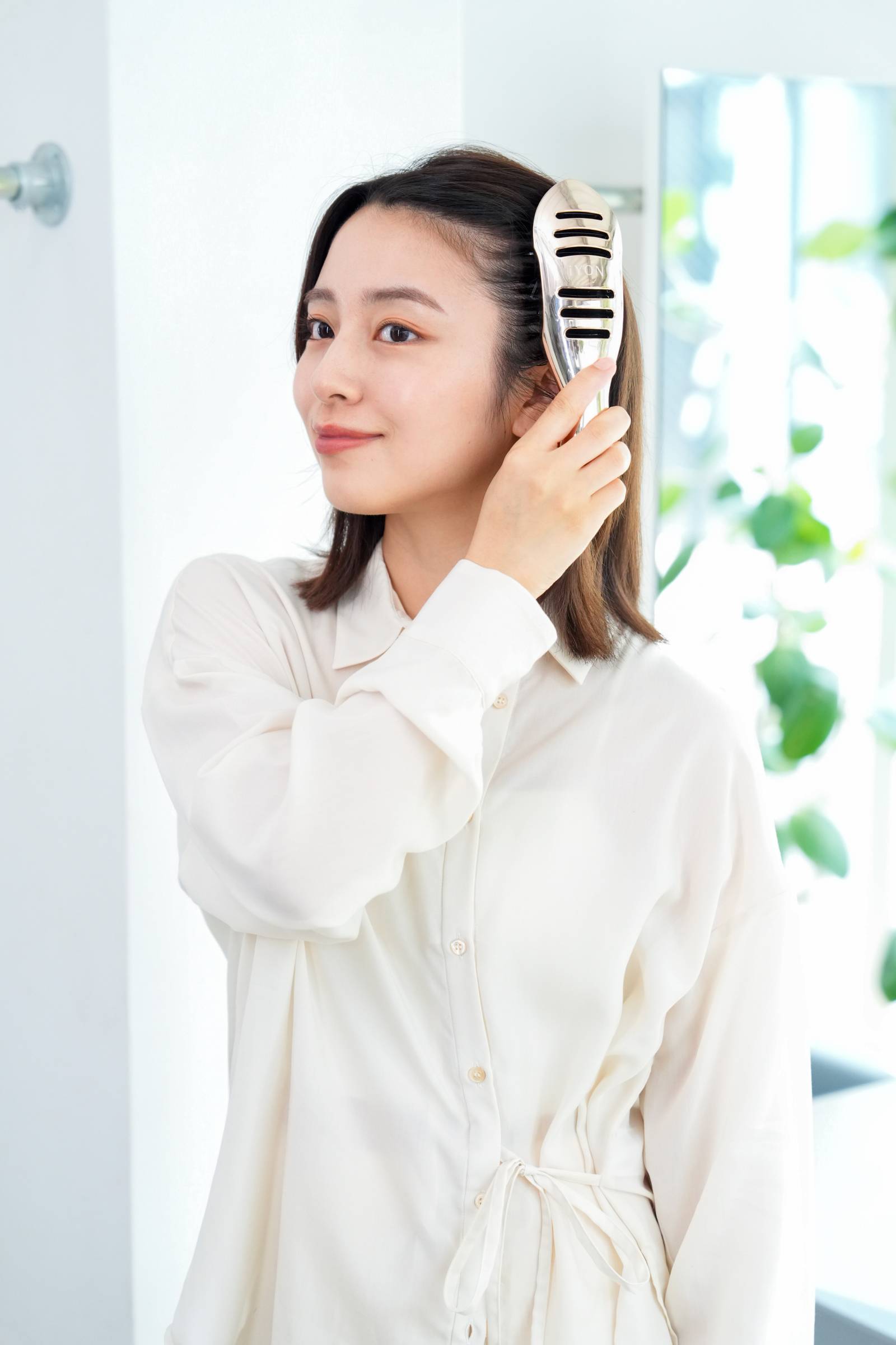 カリスマ美容師・エザキヨシタカ氏監修！新商品「iYON イオントリートメントブラシ」発売 | 4MEEE