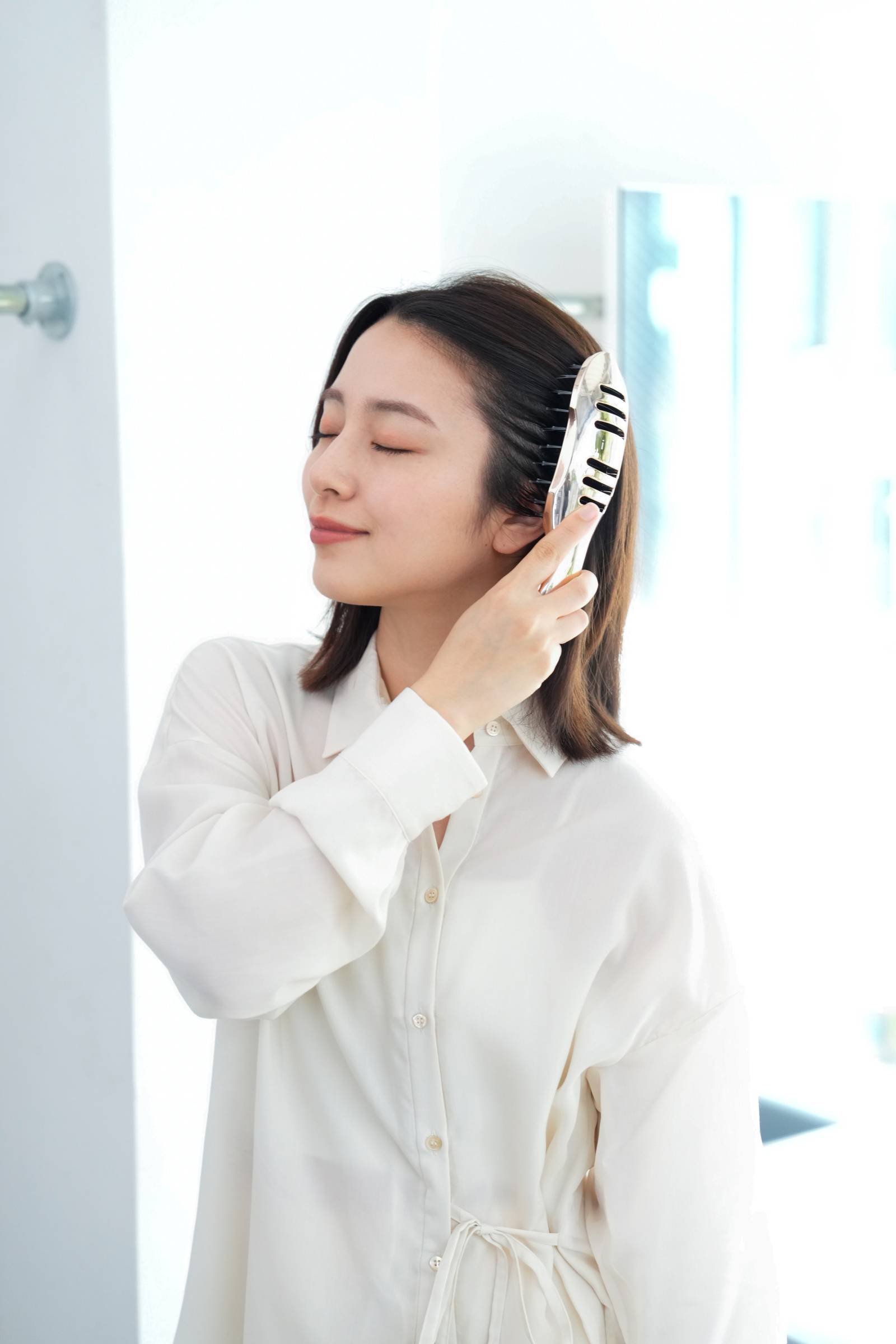 カリスマ美容師・エザキヨシタカ氏監修！新商品「iYON イオントリートメントブラシ」発売 | 4MEEE