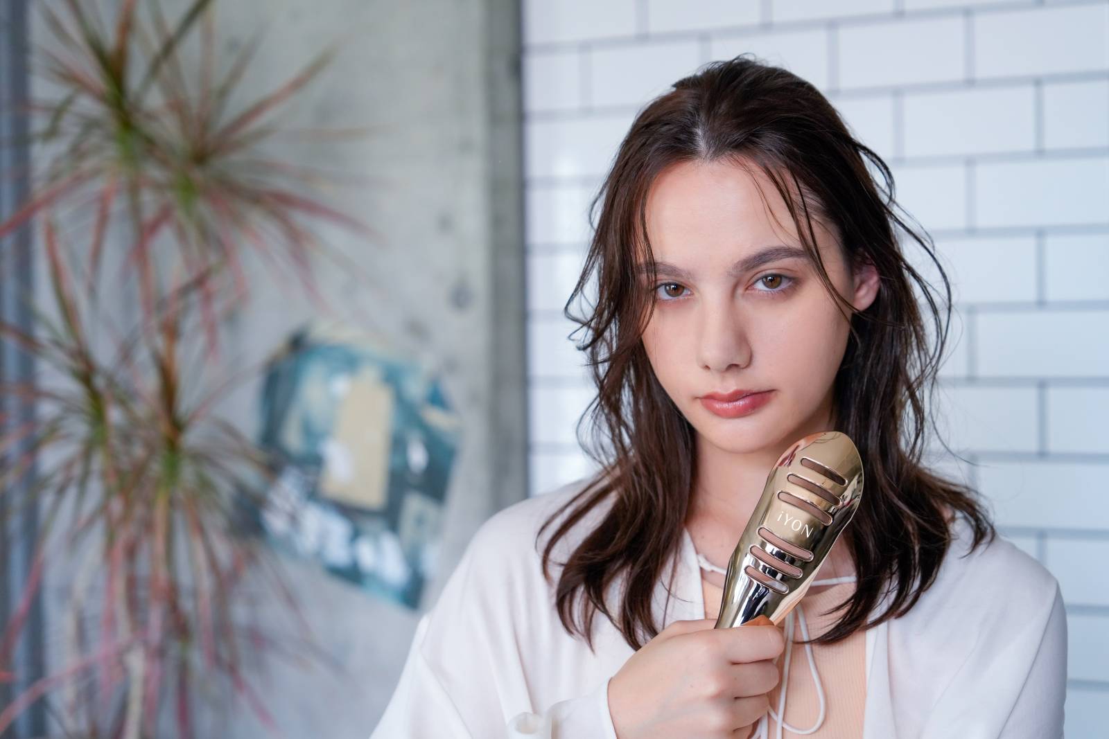 カリスマ美容師・エザキヨシタカ氏監修！新商品「iYON イオントリートメントブラシ」発売 | 4MEEE