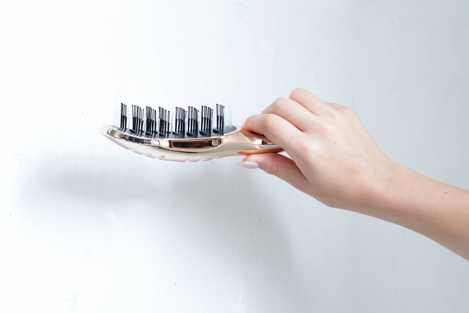 カリスマ美容師・エザキヨシタカ氏監修！新商品「iYON イオントリートメントブラシ」発売 | 4MEEE