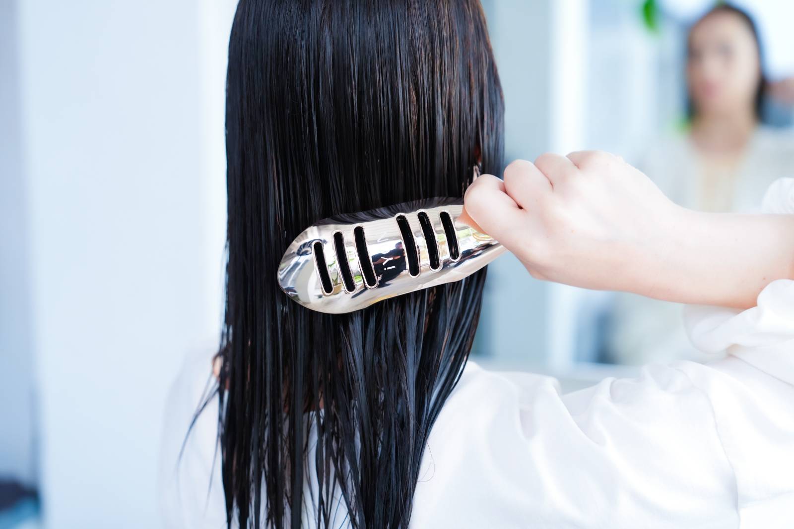 カリスマ美容師・エザキヨシタカ氏監修！新商品「iYON イオントリートメントブラシ」発売 | 4MEEE