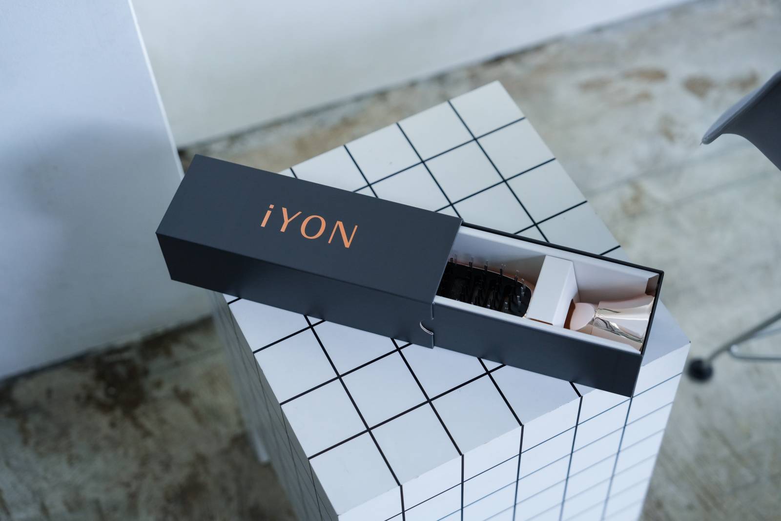 カリスマ美容師・エザキヨシタカ氏監修！新商品「iYON イオントリートメントブラシ」発売 | 4MEEE